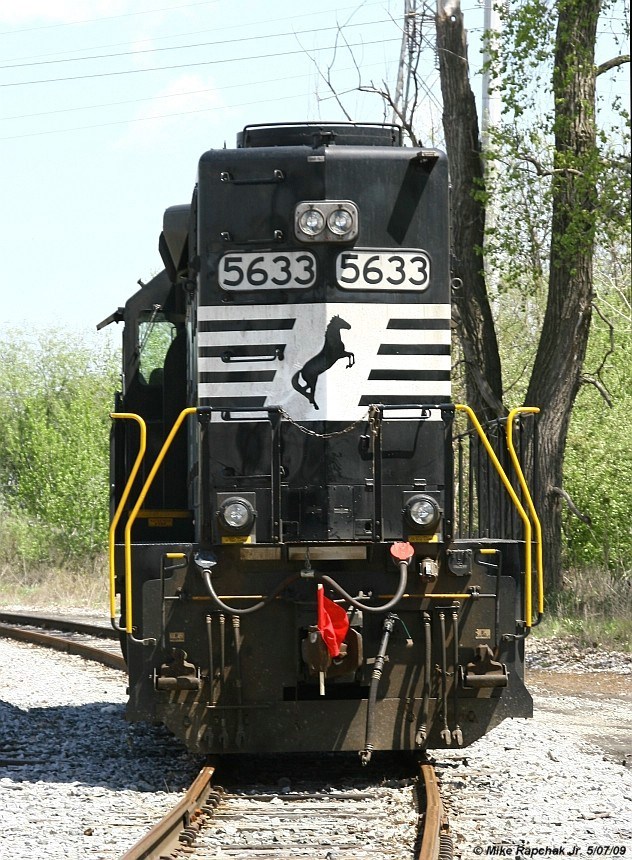NS GP38-2 5633